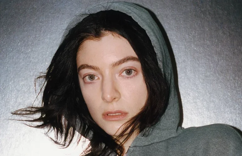 Glitter Magazine | Lorde Debuts New Song in Washington Square Park